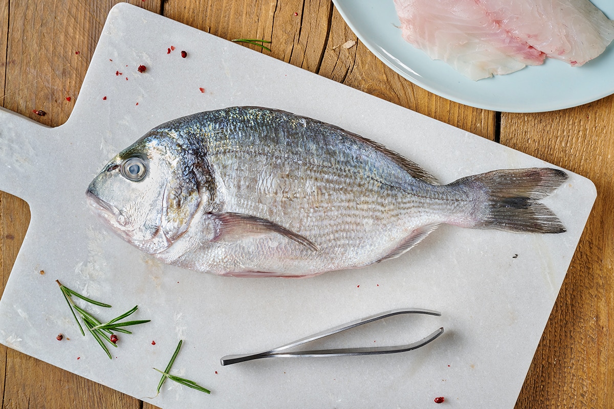 Come sfilettare l'orata in modo facile per ottenere filetti senza pelle - Cucchiaio d'Argento